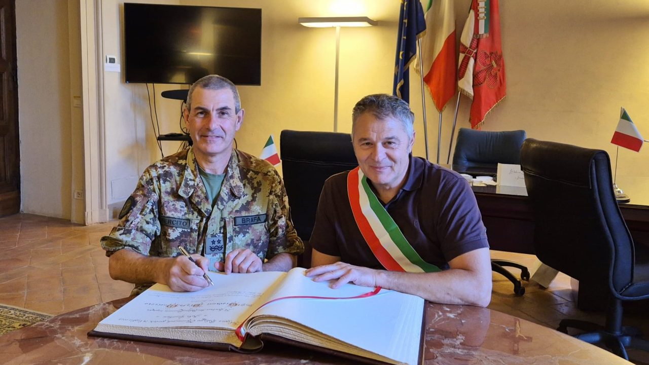 Zuccarini saluta il comandante uscente della Caserma Gonzaga