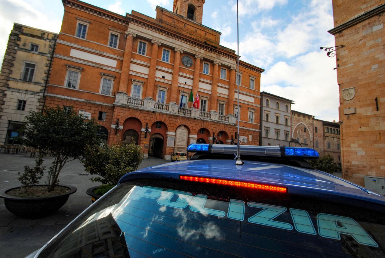 Foligno, lite per cani: coltellata sfiora la tragedia